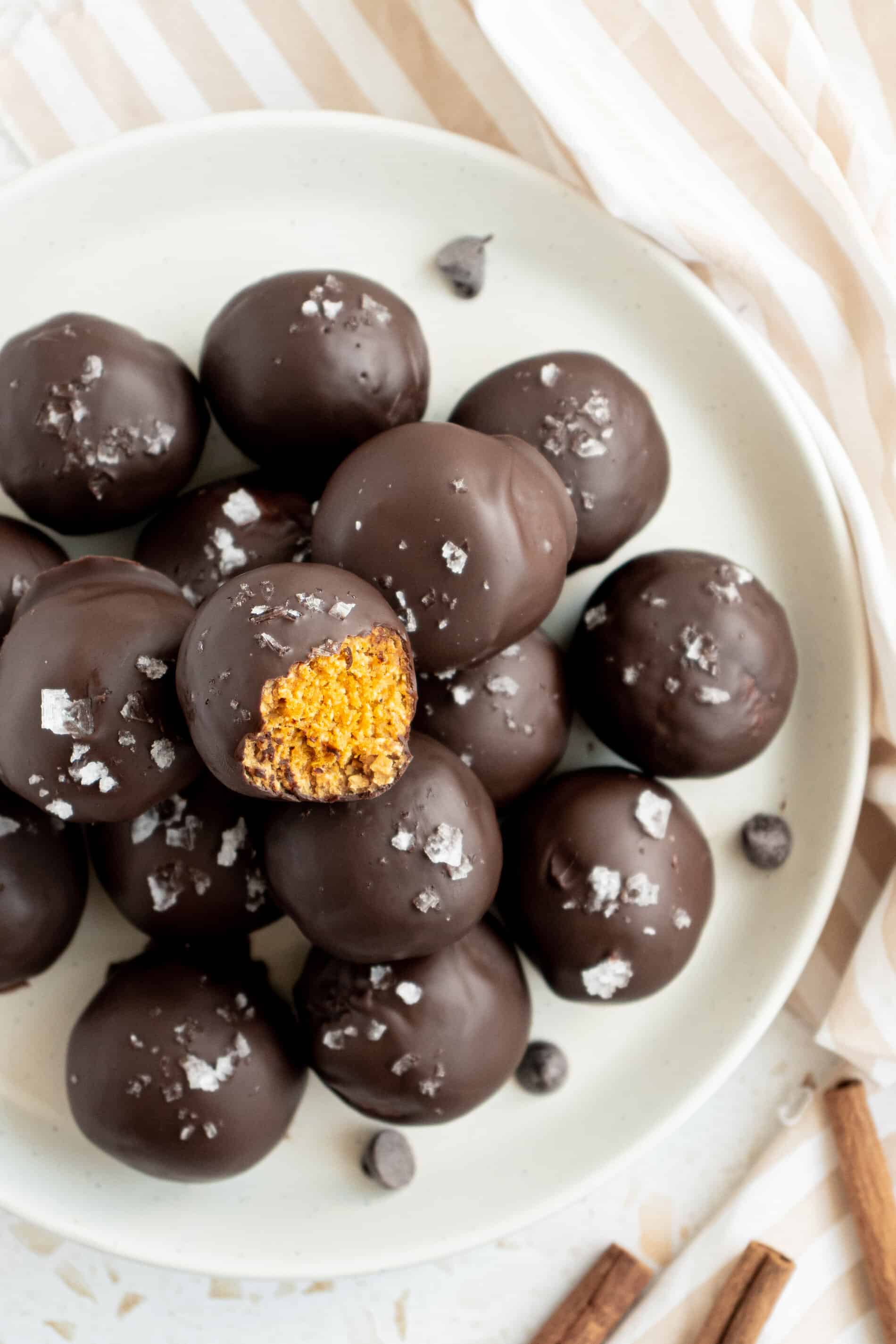 No-Bake Pumpkin Pie Bliss Balls Recipe - Oh Snap Macros